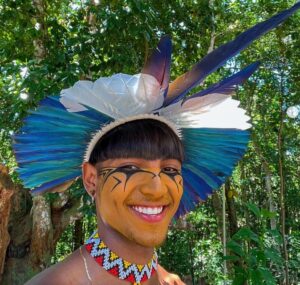 Noah Alef, giovane indigeno 22enne, mostra una bellezza straordinaria e ...