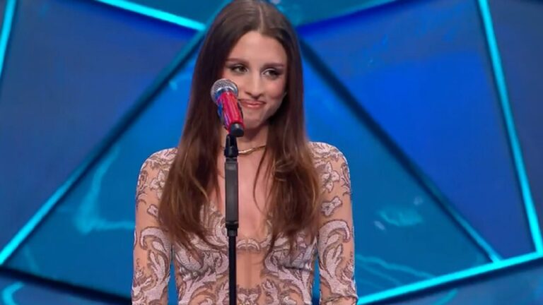 Sanremo: Angelina Mango dal palco dell'Ariston ringrazia il fratello ...