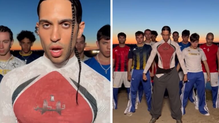 Mahmood nel videoclip di Ra Ta Ta indossa una maglietta con una scritta ...